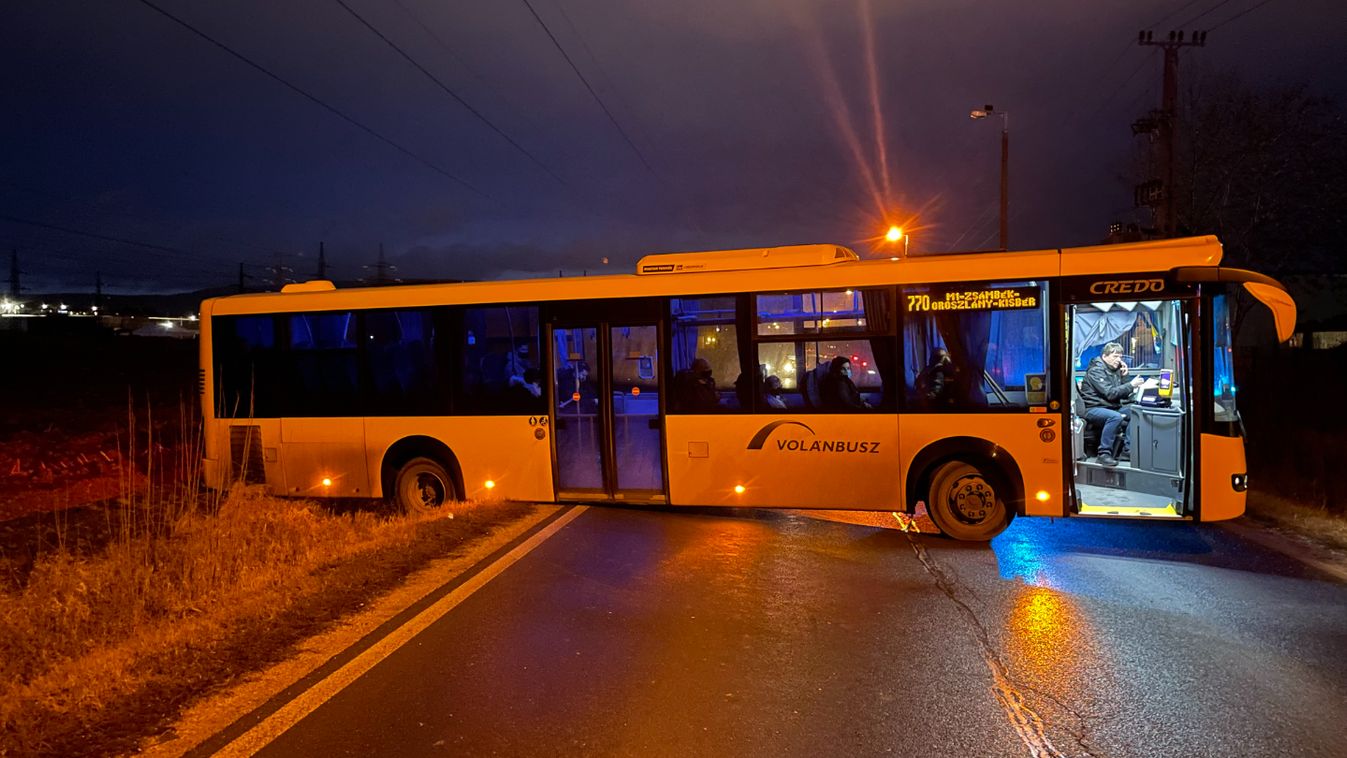 Busz akadt el a tatabányai halálos baleset helyszínénél