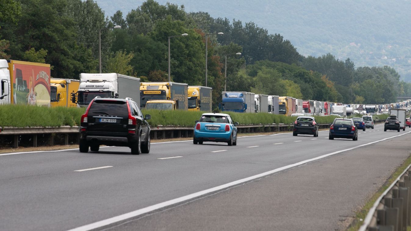 Négy kamion ütközött az M1-es autópályán