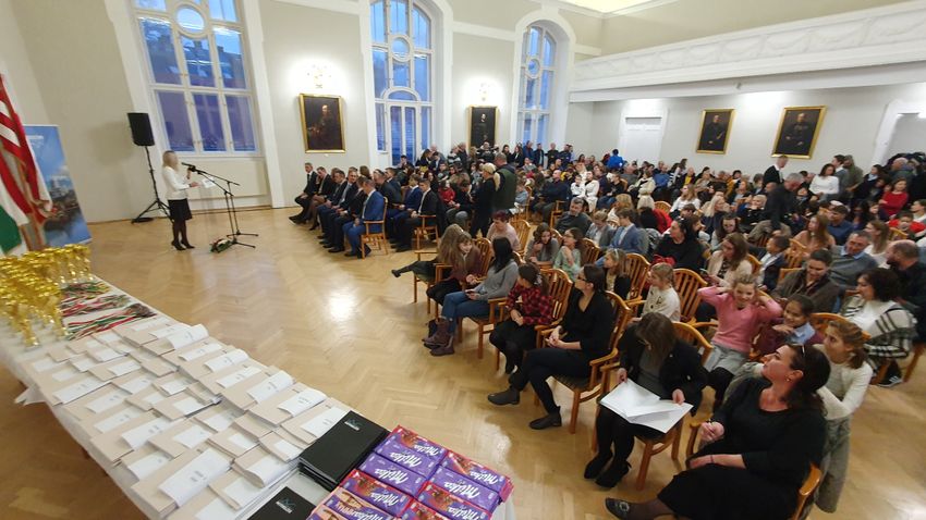 KEMMA - Elismerték Esztergom büszkeségeit - átadták a Jó tanuló, jó ...