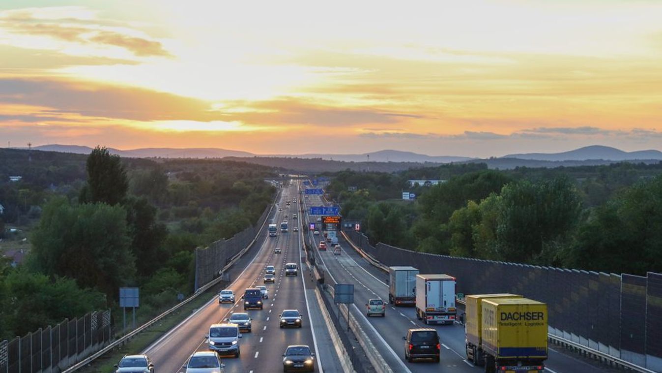 Autósok, figyelem, több helyen torlódik a forgalom az M1-esen Autósok, figyelem, több helyen torlódik a forgalom az M1-esen