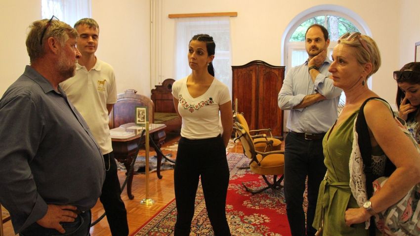 KEMMA - Bábolnán járt, megcsodálta a ménest dr. Koncz Zsófia államtitkár