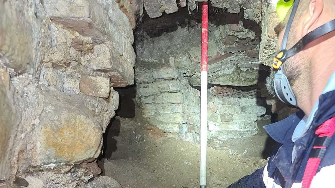 Rejtélyes föld alatti folyosóra bukkantak a tatai vár alatt + fotók Rejtélyes föld alatti folyosóra bukkantak a tatai vár alatt + fotók