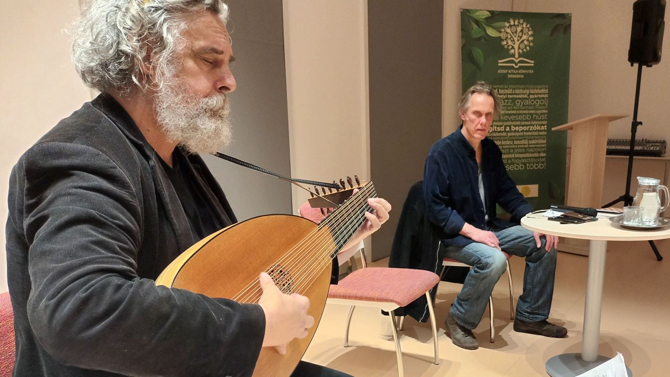 Nagy Csaba lantművész a József Attila Könyvtárban