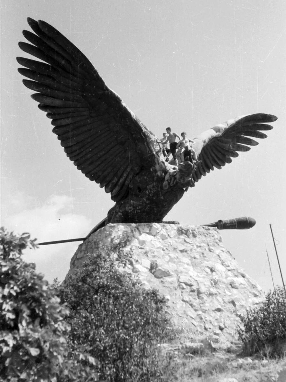 Akkor és most: Turul-Emlékmű
