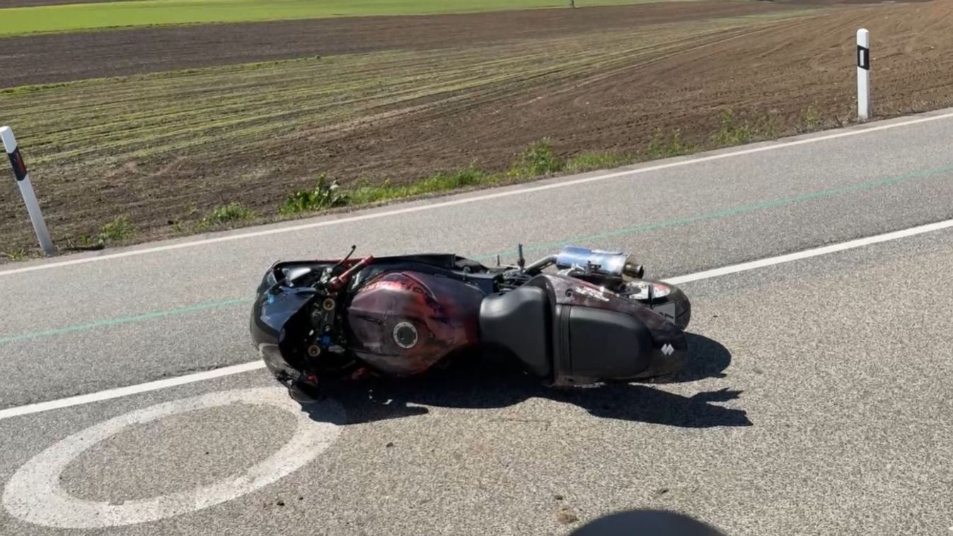 Motoros baleset: durva videón a baleset