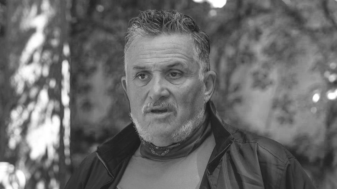 Lagzi Lajcsi gyászol és imádkozik