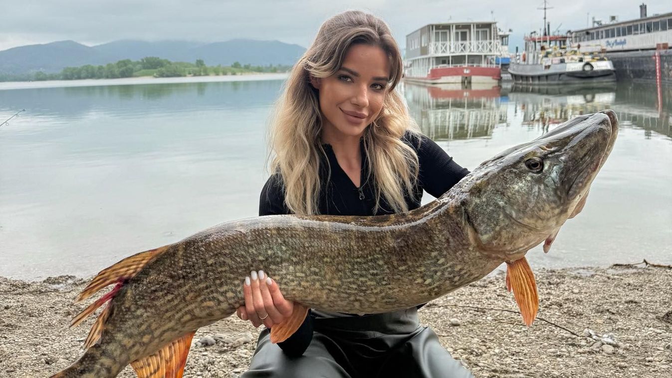 Horgász: igazi halszörnyet fogott ki a csinos horgász lány