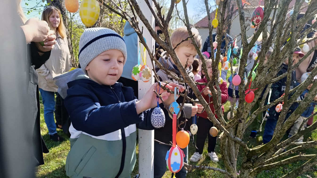 Tojásfa készül húsvét előtt - gyerekek tették a fára