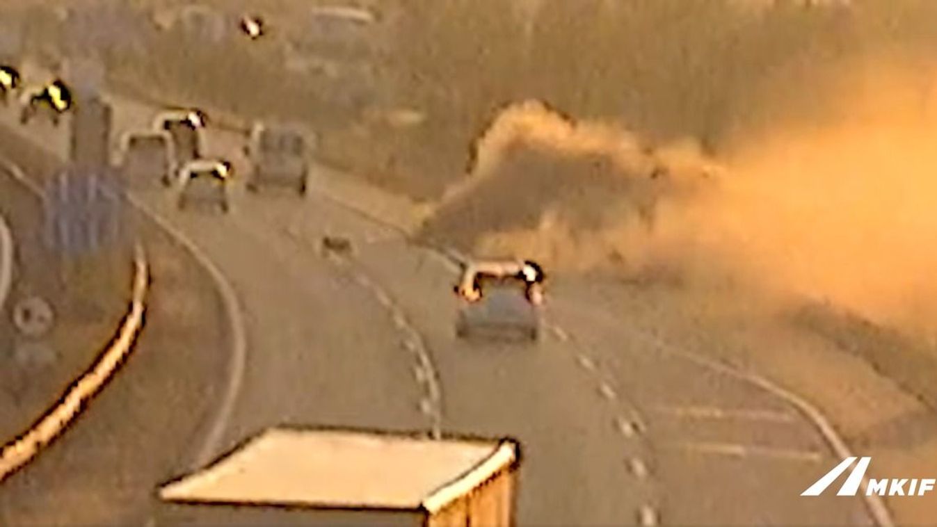 Baleset: videón a brutális pillanat: felborult egy kamion az M1-esen