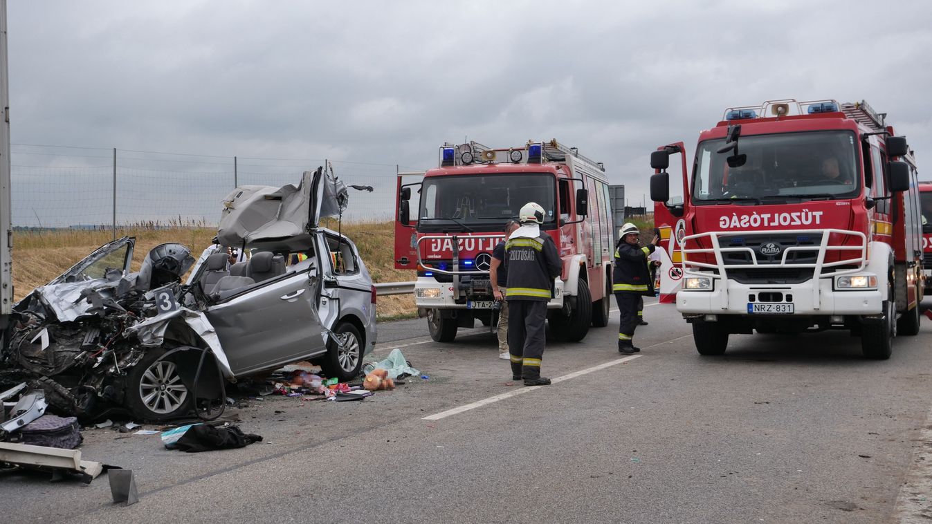 Horrorbaleset az M1-esen, négyen meghaltak