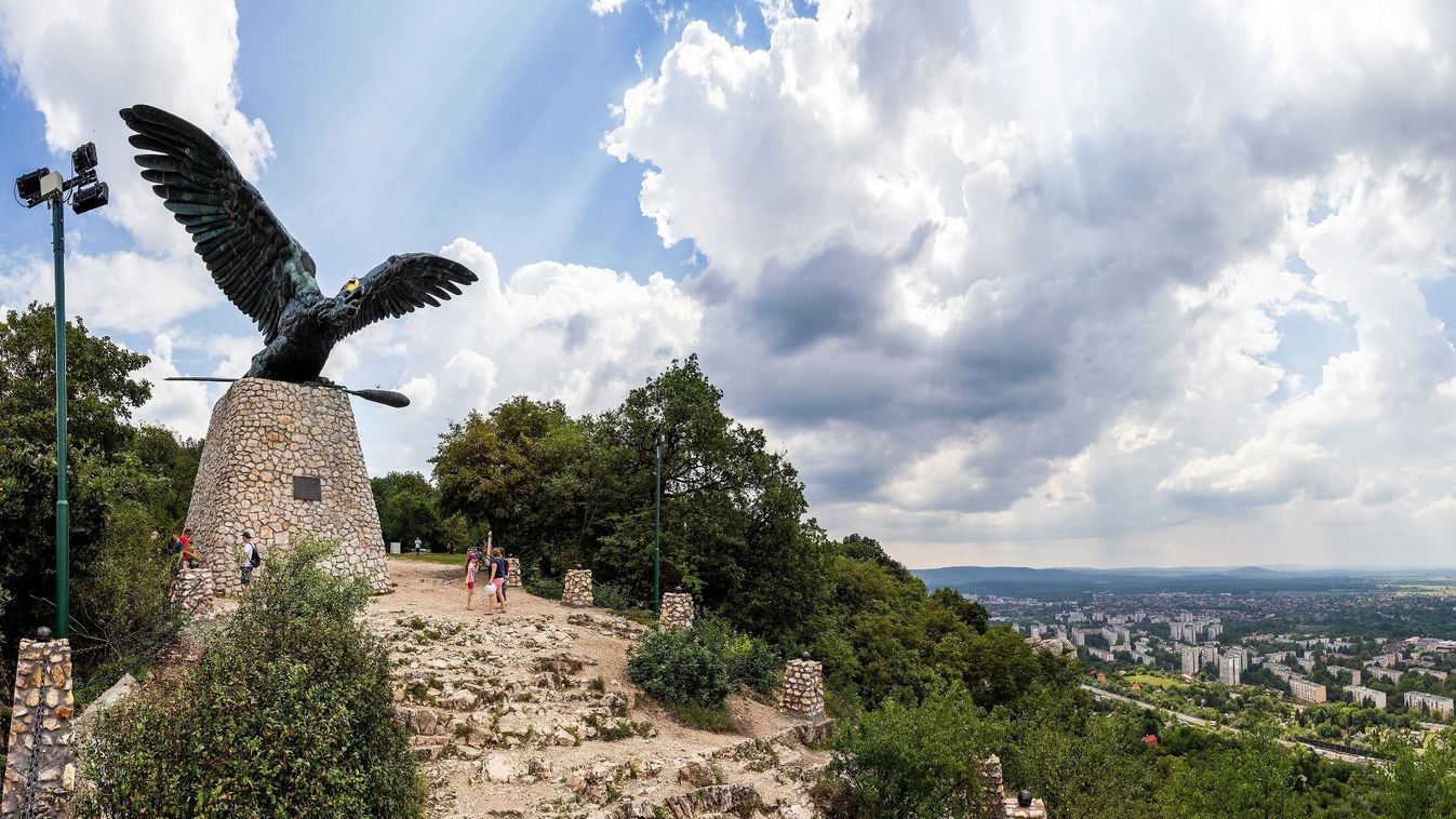 Turul madár:fotókon a felújítás alatt álló tatabányai jelkép