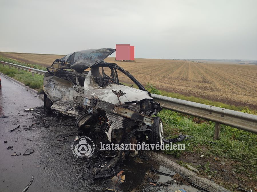 Halálos baleset az M1-esen: megrázó fotókon a tragédia