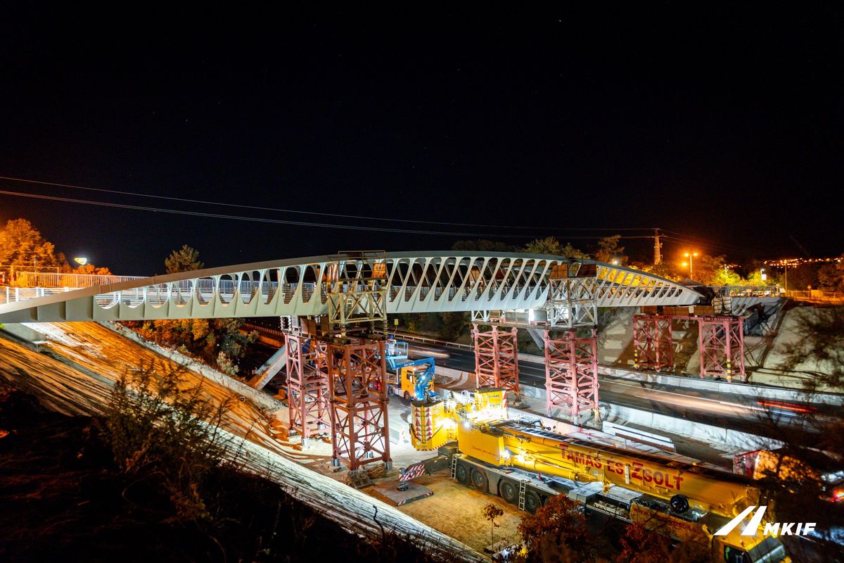 M7-es autópálya: mesébe illő varázslat az éj leple alatt