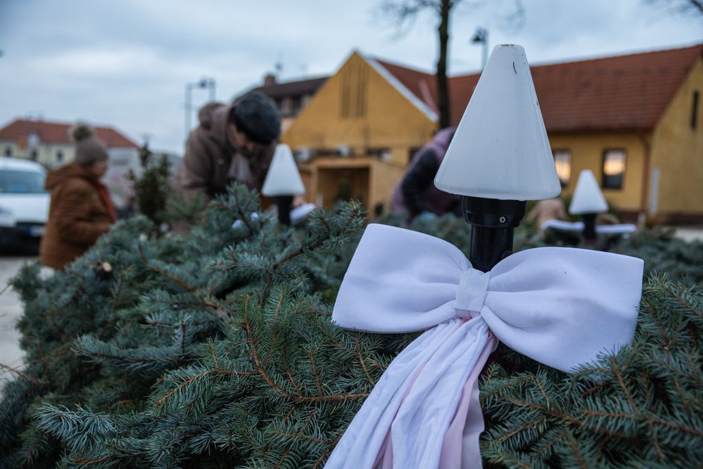Karácsonyi fényekbe öltözött Kisbér főtere