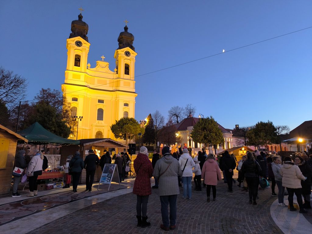 Tatai karácsonyi vásár: megnyílt az ünnepi forgatag a Kossuth téren