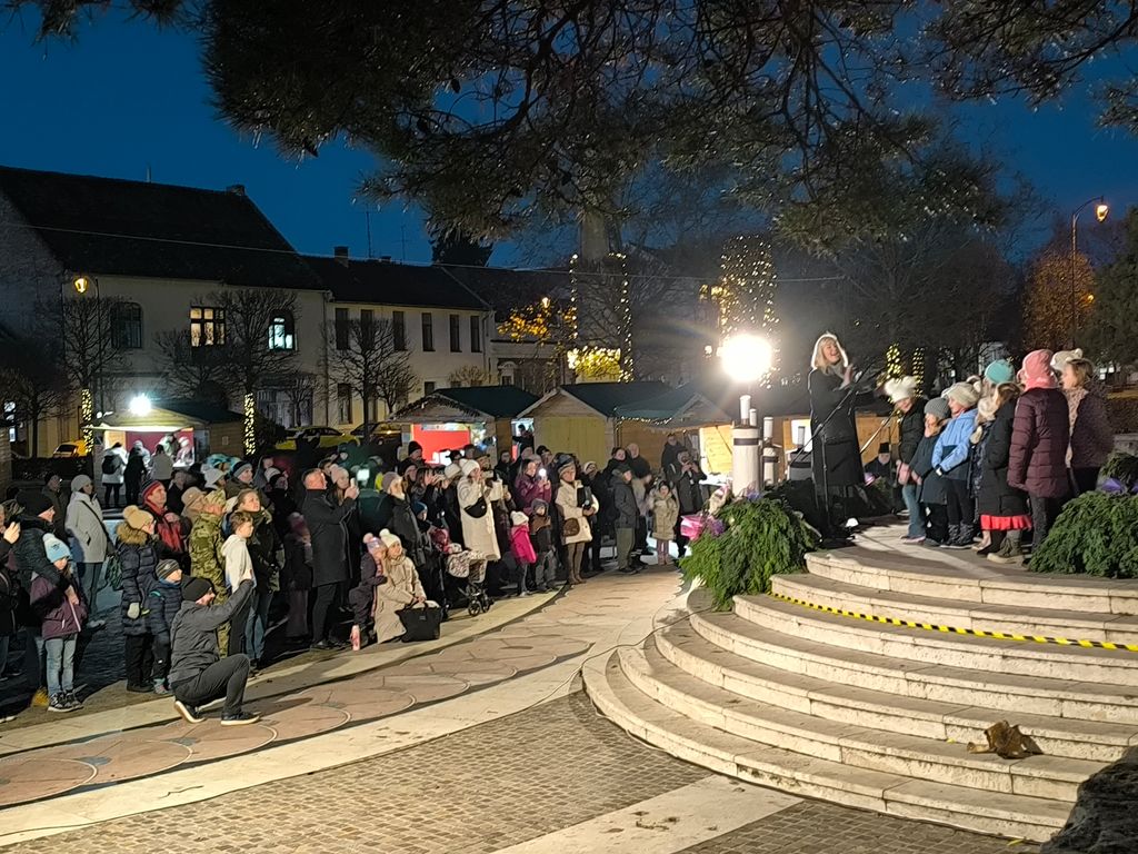 Tatai karácsonyi vásár: megnyílt az ünnepi forgatag a Kossuth téren