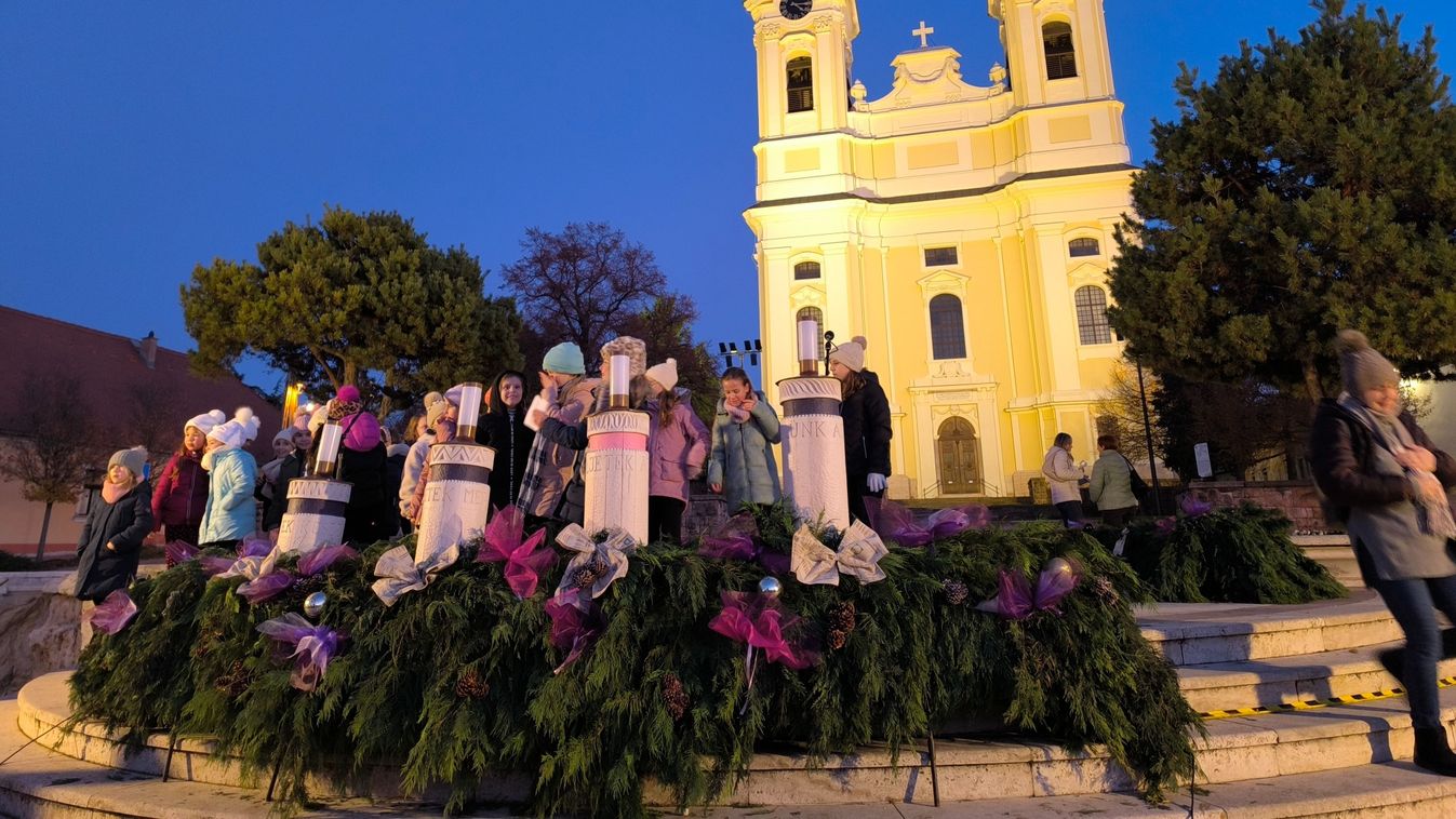 Megnyitottak az adventi vásárok Komárom-Esztergomban