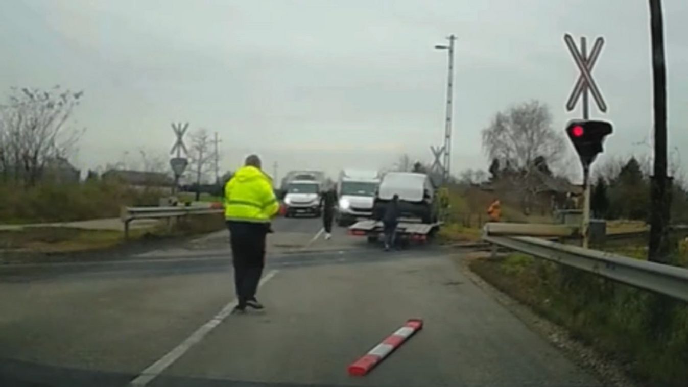 Vasúti átjáró baleset: videón a felelőtlen sofőr manővere