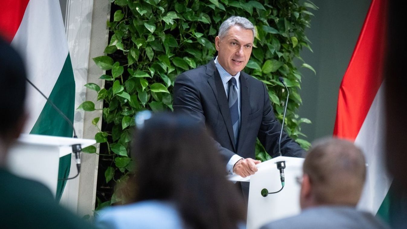 Lázár János az új KRESZ-ről és az M1-esről is beszélt