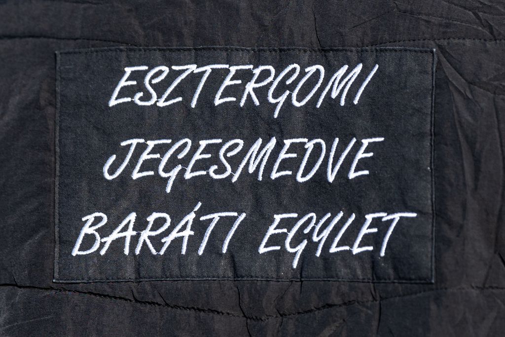 Újévi fürdőzés: extrém kihívást teljesített a dorogi birkózó