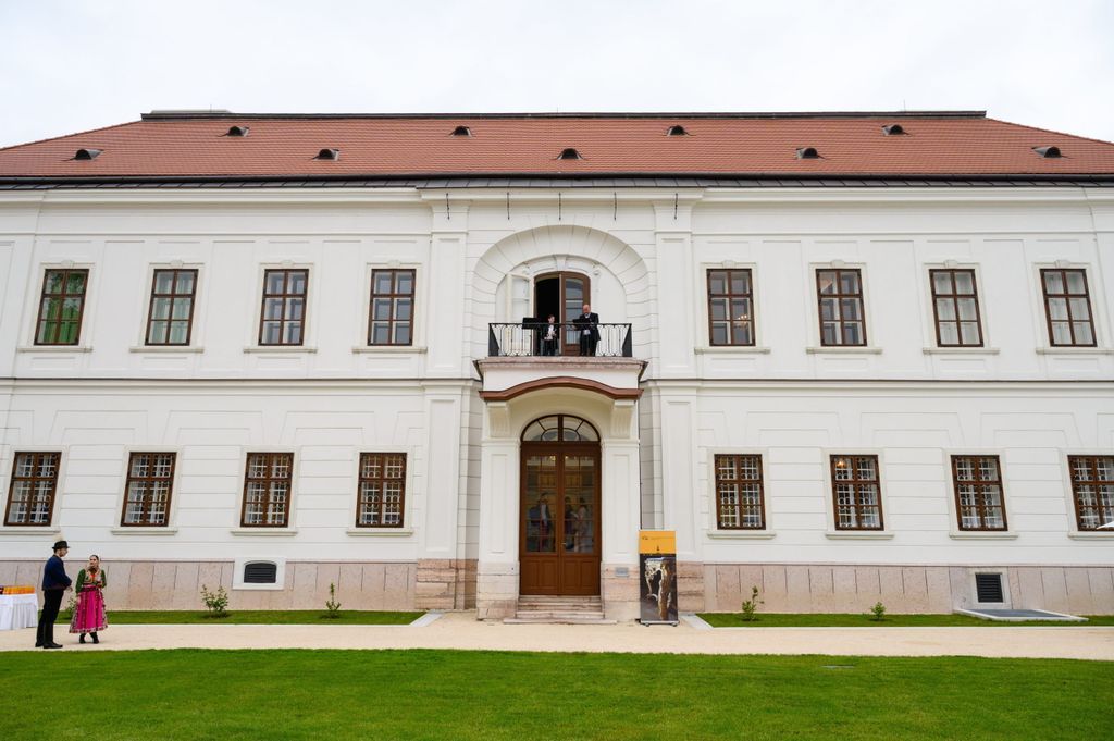 Tatai Esterházy-kastély: 10 kastély és történetük
