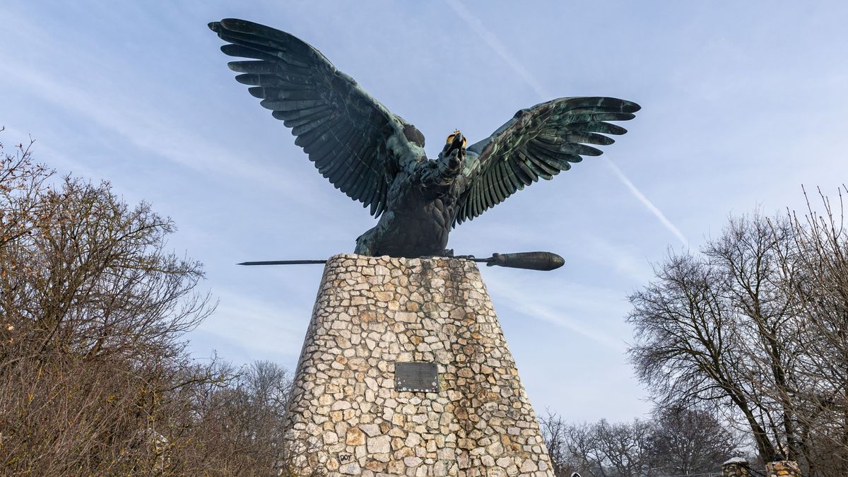 Turul-madár: megtalálták a szobor egyik eltűnt részét